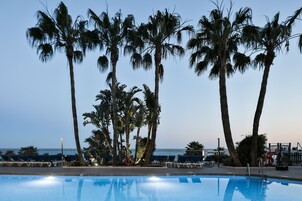 Piscina externa, guarda-sóis, espreguiçadeiras