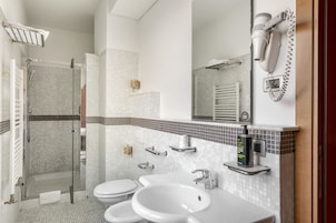 Quarto Twin Standard, não fumadores | Casa de banho | Artigos de higiene pessoal grátis, um secador de cabelo, um bidé