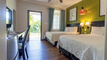 Quarto de hotel com cama, abajures, ventoinha no teto e vista para o exterior.