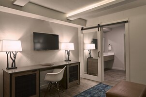 Suite, 1 quarto | Sala de estar | Televisor de ecrã plano de 50 polegadas com canais via satélite 