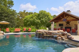 2 piscinas exteriores, uma piscina aquecida, espreguiçadeiras 