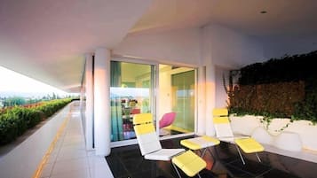 Estúdio (Penthouse) | Minibar, cofre com capacidade para portátil, secretária