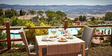 Pequenos-almoços servidos, junto à piscina 