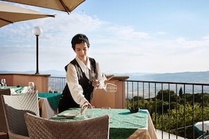 Pequenos-almoços servidos, junto à piscina 