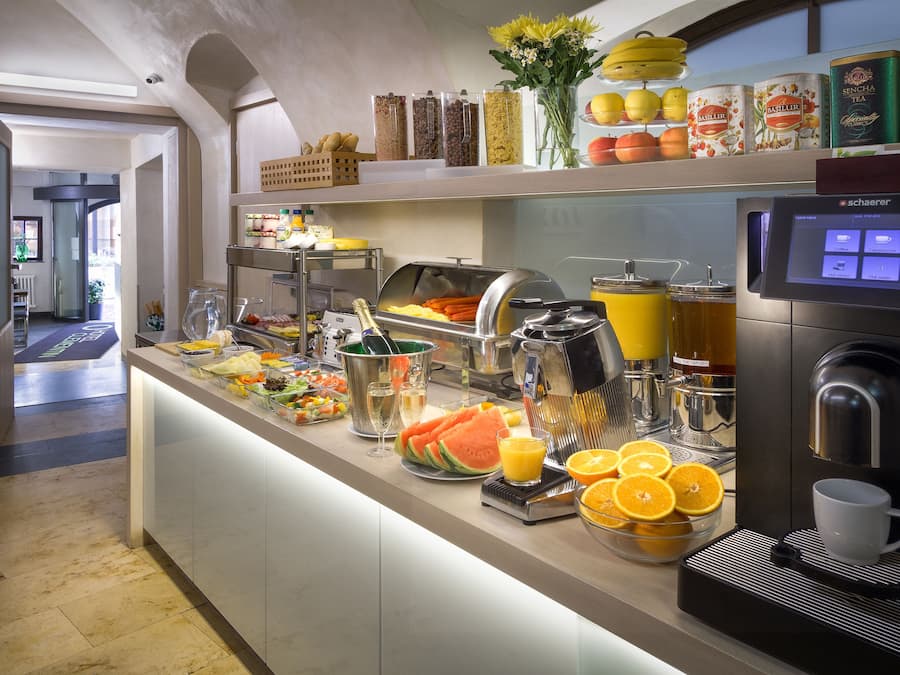 Café da manhã com buffet grátis todos os dias