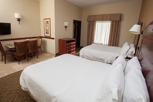 Suite com 2 Quartos, Não-fumadores | Sala de estar | Televisor de 32 polegadas com canais por cabo