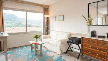Suite, 1 cama queen-size | Secretária, secretária adequada para computadores portáteis