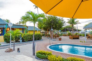 Piscina exterior, guarda-sóis, espreguiçadeiras 