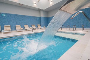 Piscina interna, funciona das 10h às 19h, espreguiçadeiras