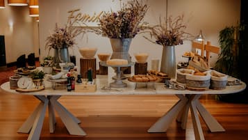 Pequeno-almoço tipo buffet diário (16 EUR por pessoa)