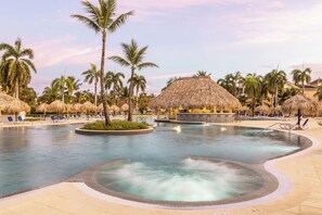 5 piscinas exteriores, da(s) 9:00 à(s) 18:00, guarda-sóis 