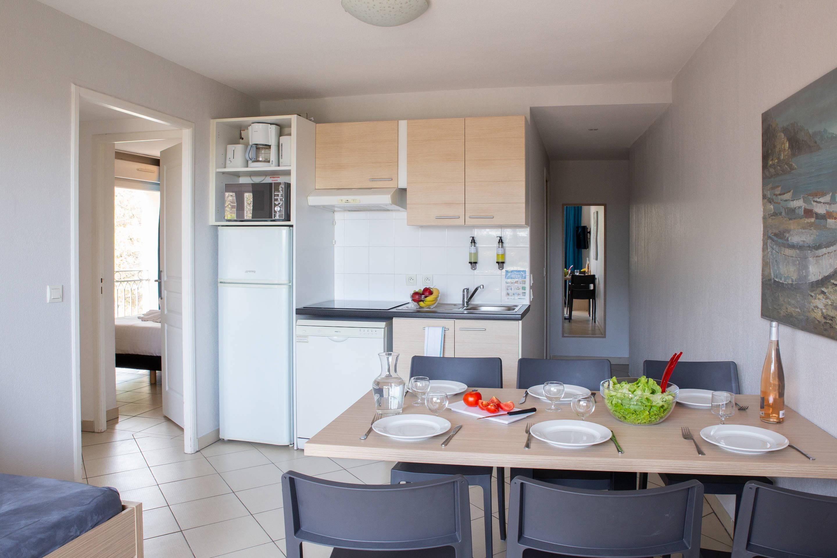 Apartamento (Apartment 3 chambres 8 person) | Cozinha privada | Um frigorífico, um micro-ondas, uma placa de cozinha 