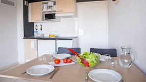 Uma mesa de jantar com pratos, um jarro e uma saladeira.