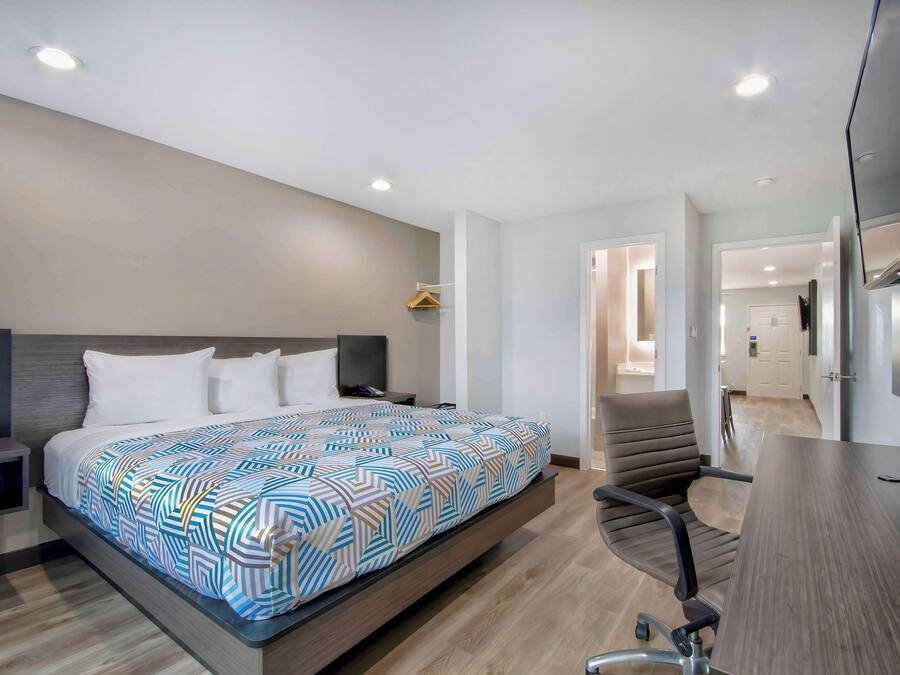 Suite Deluxe, 1 cama king-size, fumadores, kitchenette | Secretária, Wi-fi grátis, roupa de cama fornecida