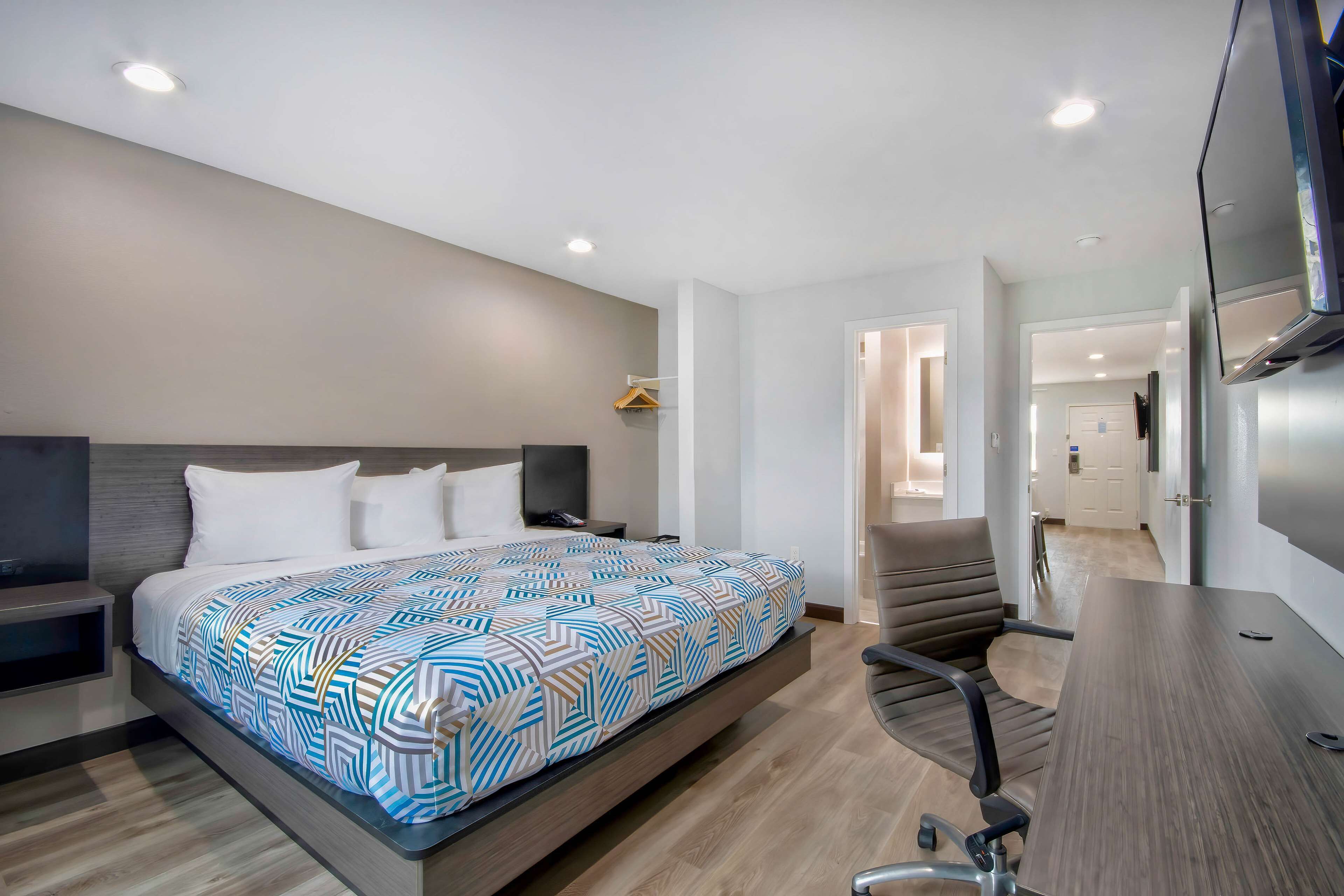 Suíte luxo, 1 cama King, para fumantes, cozinha americana | Escrivaninha, Wi-Fi de cortesia, roupa de cama