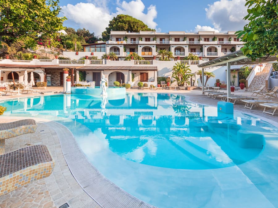 Piscina externa, espreguiçadeiras