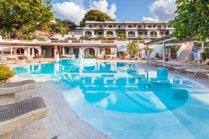 Piscina exterior, espreguiçadeiras 