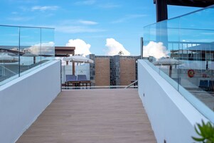 Piscina externa sazonal, funciona das 8h às 19h, guarda-sóis