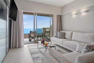 Suíte júnior, vista para o mar | Cofres nos quartos, escrivaninha, quartos à prova de som