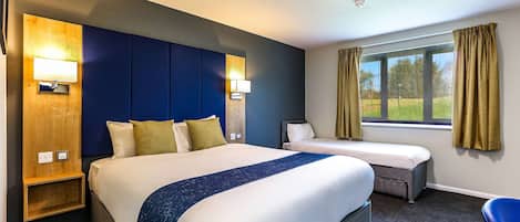 Quarto família, várias camas, para não fumantes | Roupas de cama antialérgicas, escrivaninha, cortinas blackout