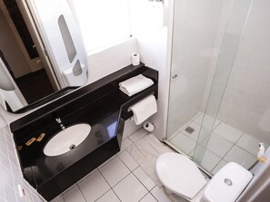 Quarto Standard, 2 camas individuais | Minibar, secretária, secretária adequada para computadores portáteis 