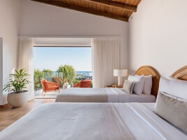 Two-bedroom Bungalow Suite Sea View | Frigobar, cofres nos quartos, Wi-Fi de cortesia, roupa de cama
