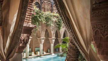 Piscina interna, piscina externa, guarda-sóis, espreguiçadeiras