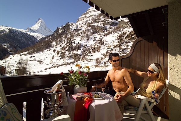 Quarto Duplo ou Twin Superior, varanda, vista para a montanha (Matterhorn) | Camas de colchão pillowtop, minibar, cofre no quarto, secretária