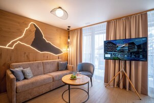 Quarto casal luxo | Área de estar | TV 43 polegadas com canais a cabo, pisos aquecidos