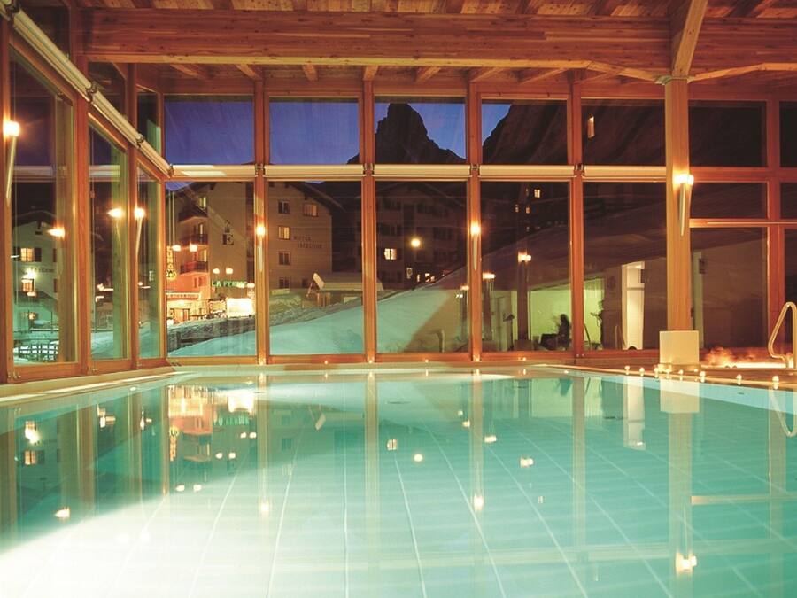 Piscina interior, espreguiçadeiras