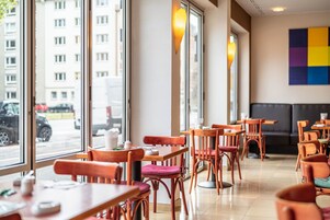 Café da manhã com buffet diário (EUR 16 por pessoa)