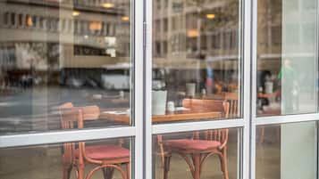 Café da manhã com buffet diário (EUR 16 por pessoa)