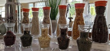Pequeno-almoço tipo buffet diário mediante uma taxa