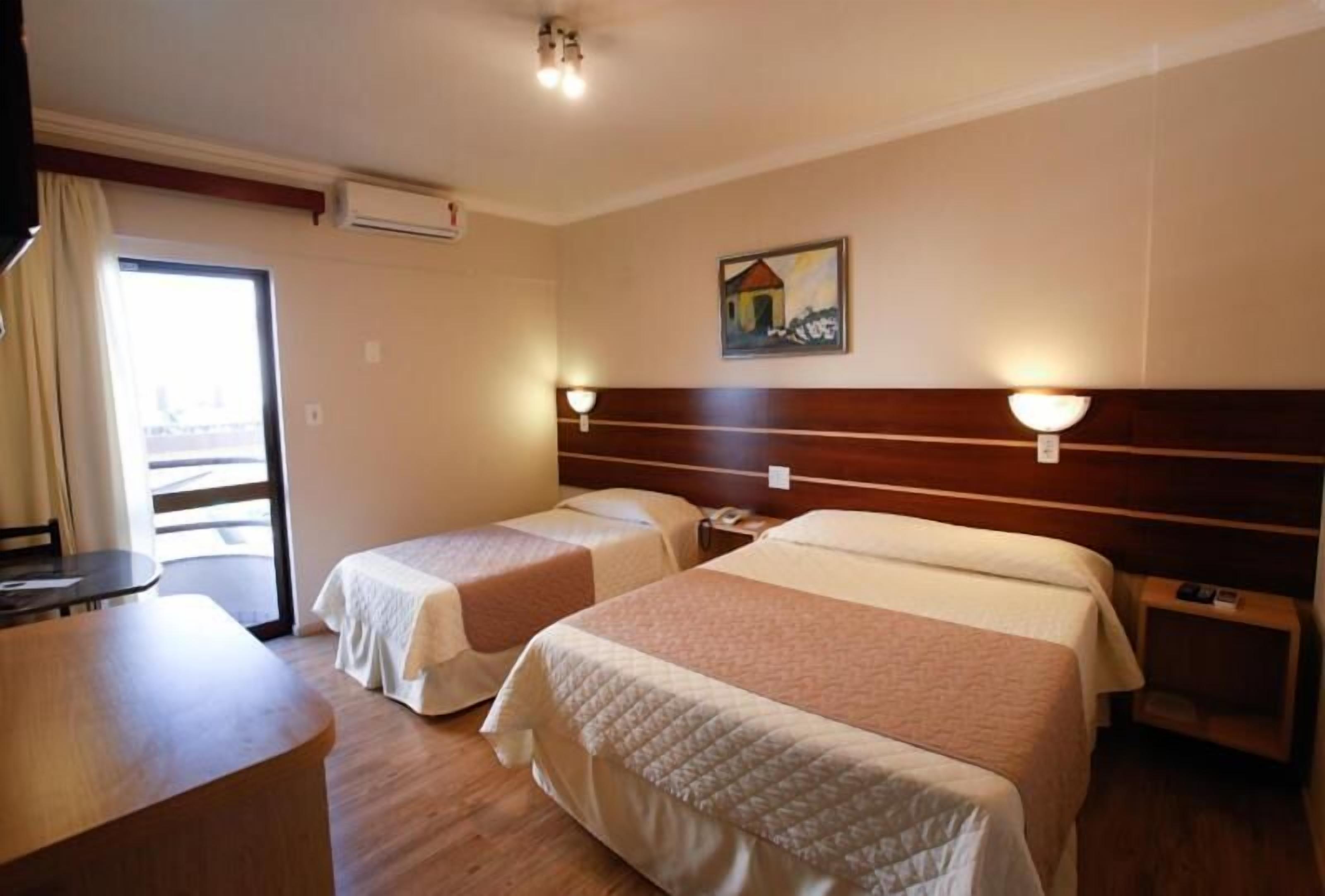 Apartamento Standard, 2 camas de casal, Vista para a cidade | Roupa de alta qualidade, minibar, cofre no quarto, secretária 