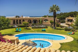 2 piscinas exteriores, da(s) 8:00 à(s) 20:00, guarda-sóis 