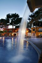 Piscina interior, piscina exterior, guarda-sóis, espreguiçadeiras 