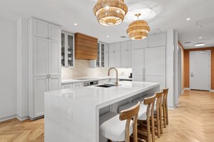 Apartamento de Luxo em Condomínio Fechado, várias camas, varanda | Cozinha privada | Uma cafeteira/bule 