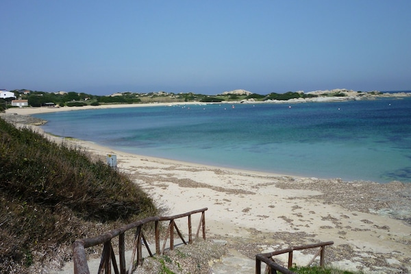 Perto da praia, praia de areia branca, espreguiçadeiras