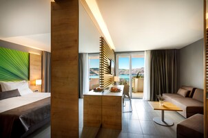 Suite for 2+3 - Plaza Hotel | Sala | Televisor de 0 polegadas com canais via satélite 