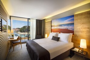 Room for 2+1 Seaview | Minibar, cofre no quarto, secretária, Wi-fi grátis 