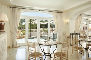 2 bares/lounges, bar ao lado da piscina, bar na praia