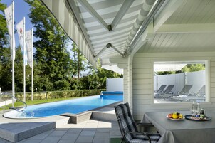 Terraço com espreguiçadeiras