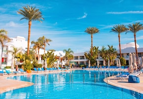 4 piscinas exteriores, guarda-sóis, espreguiçadeiras