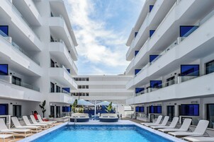 Piscina exterior, espreguiçadeiras 