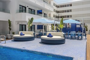 Piscina exterior, espreguiçadeiras 