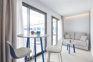 Apartamento, vista para a piscina | Sala de estar | Televisor de 32 polegadas com canais via satélite 