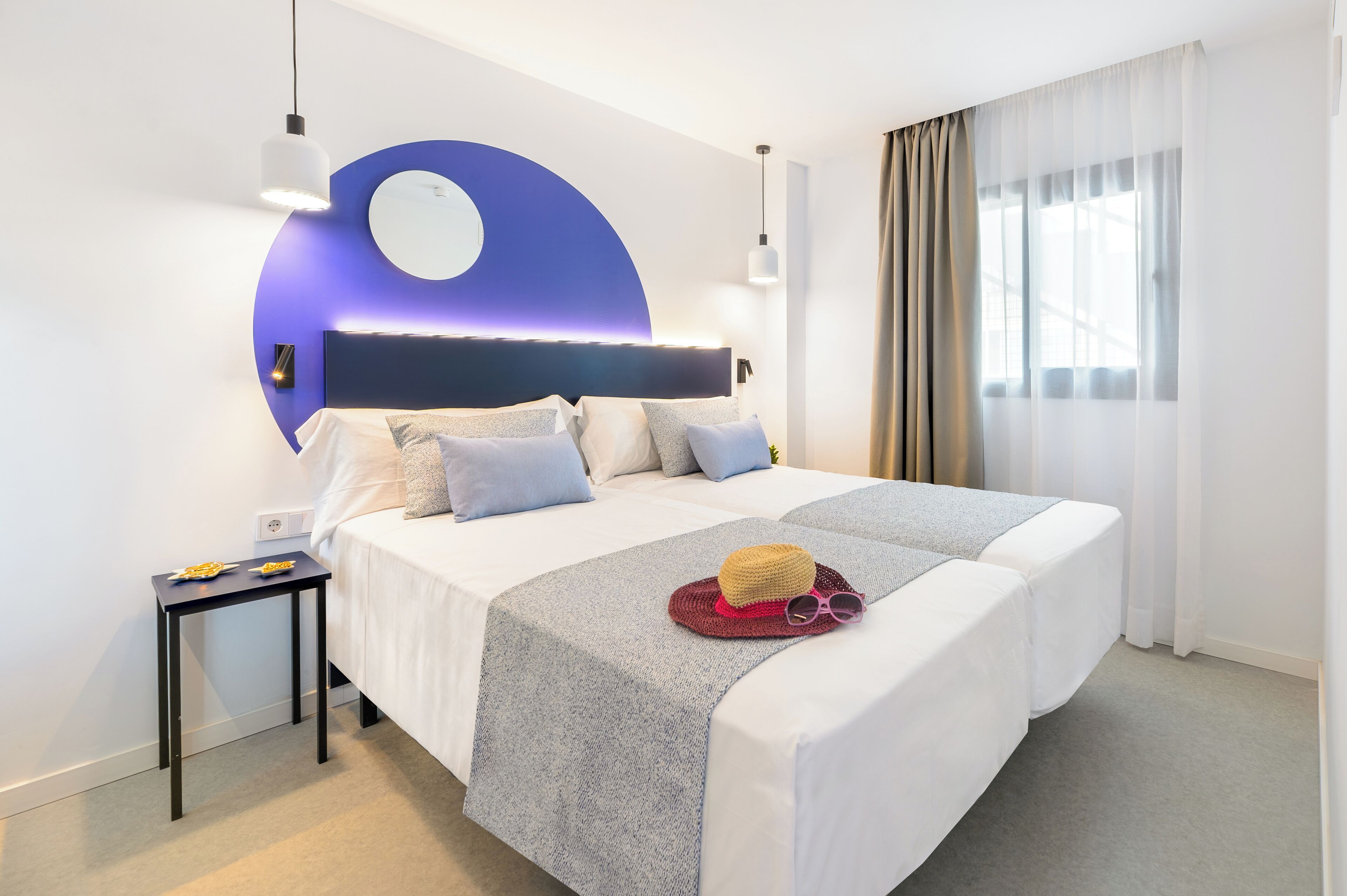 Apartamento, 1 quarto | Cofre no quarto, secretária adequada para computadores portáteis 