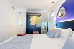 Apartamento, vista para a piscina | Cofre no quarto, secretária adequada para computadores portáteis 