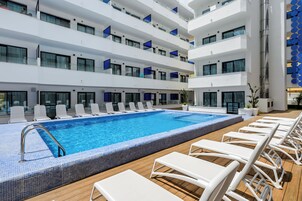Piscina exterior, espreguiçadeiras 