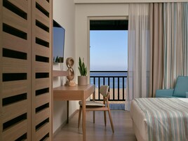 Frigobar, cofres nos quartos, escrivaninha